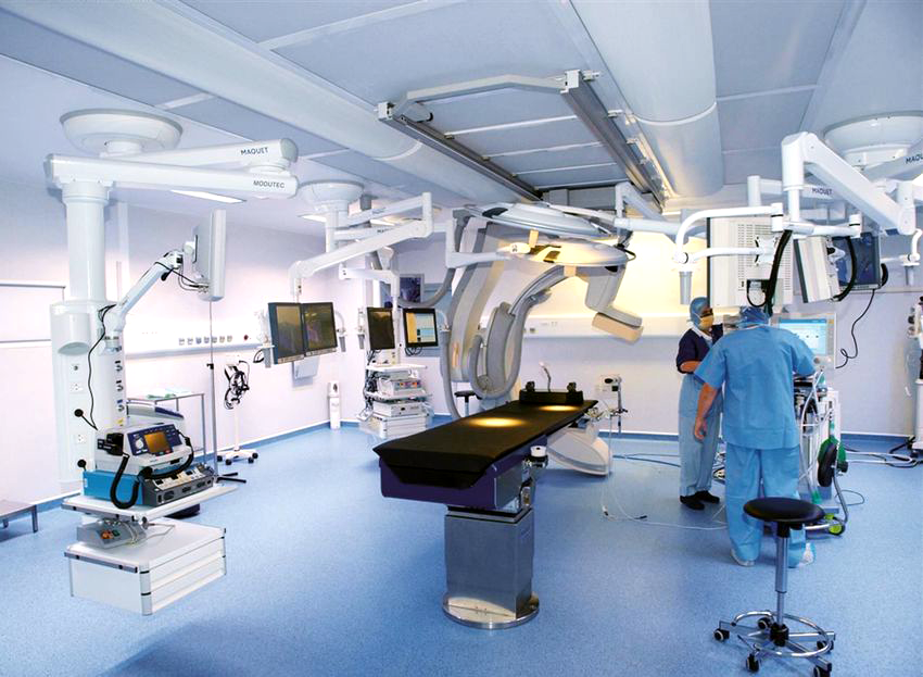 Plafond hybride à flux unidirectionnel pour salle d'opération