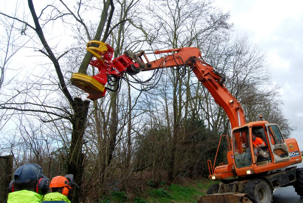 Grappin coupe-branches pour pelle : xylocut 400 pe + attelage rabaud ...