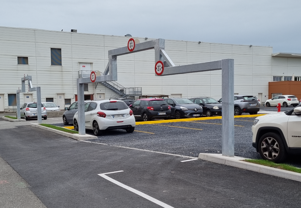 Portique à chapeau limiteur de gabarit routier, conçu pour empêcher les ...
