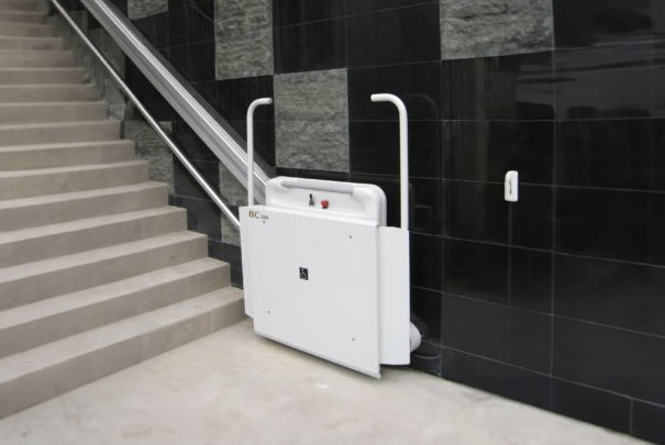Plate-forme élévatrice automatique pour escaliers droits intérieurs et ...