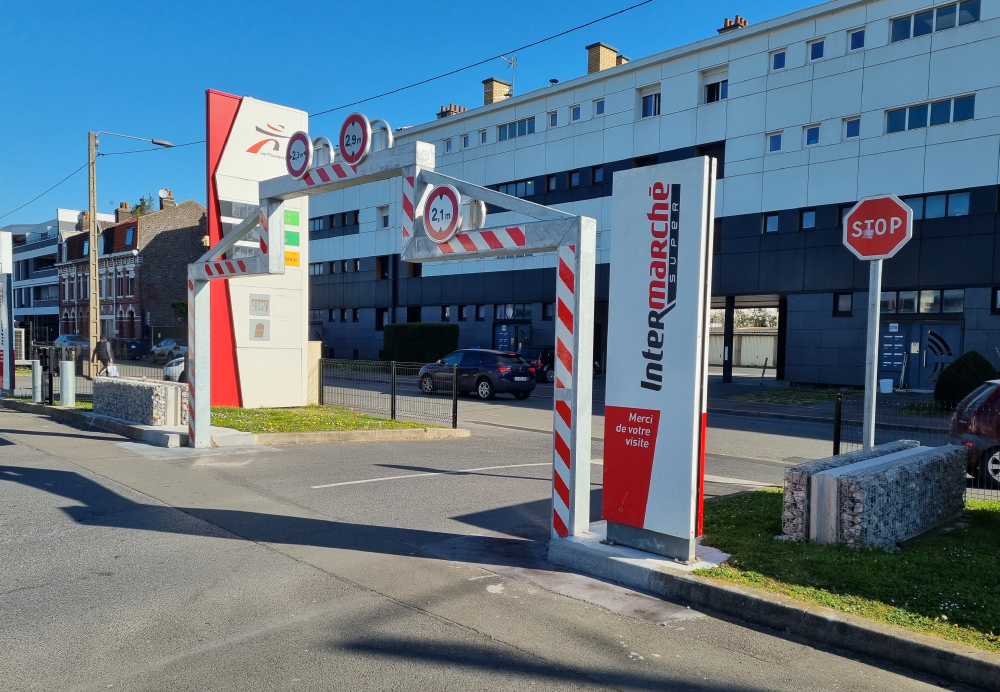 Portique à chapeau limiteur de gabarit routier, conçu pour empêcher les ...