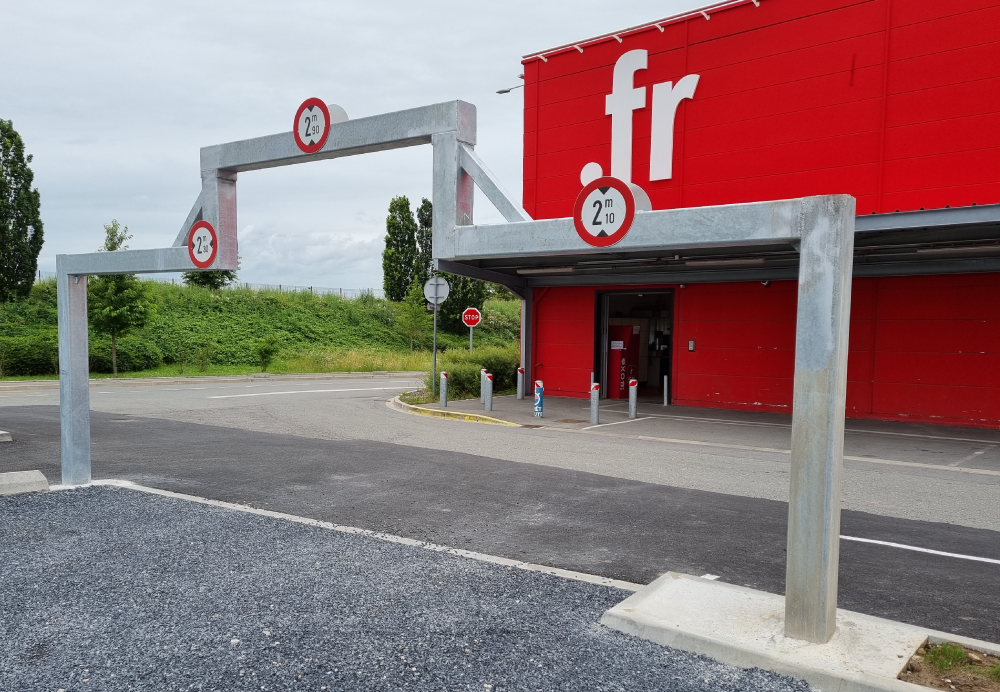 Portique à chapeau limiteur de gabarit routier, conçu pour empêcher les ...