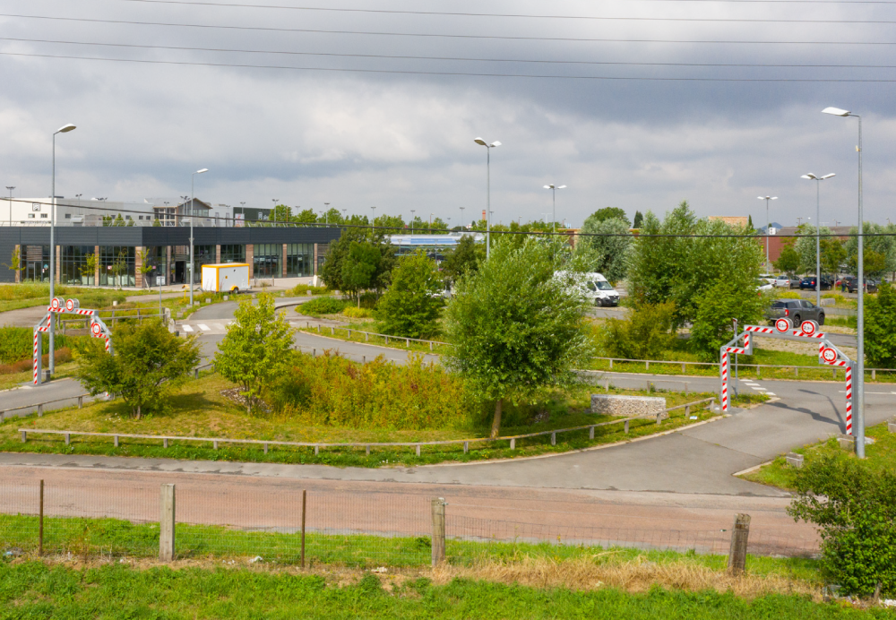Portique à chapeau limiteur de gabarit routier, conçu pour empêcher les ...